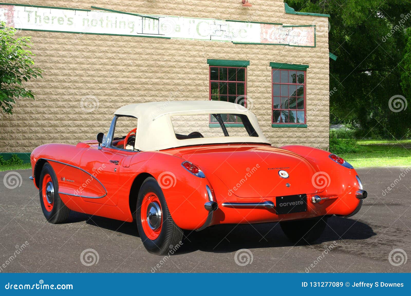 1956 Chevrolet Corvette Rojo Parquearon En El Edificio Viejo Del Coque ...