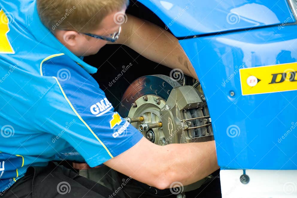 Chevrolet mechanic editorial stock image. Image of cruze - 19401954
