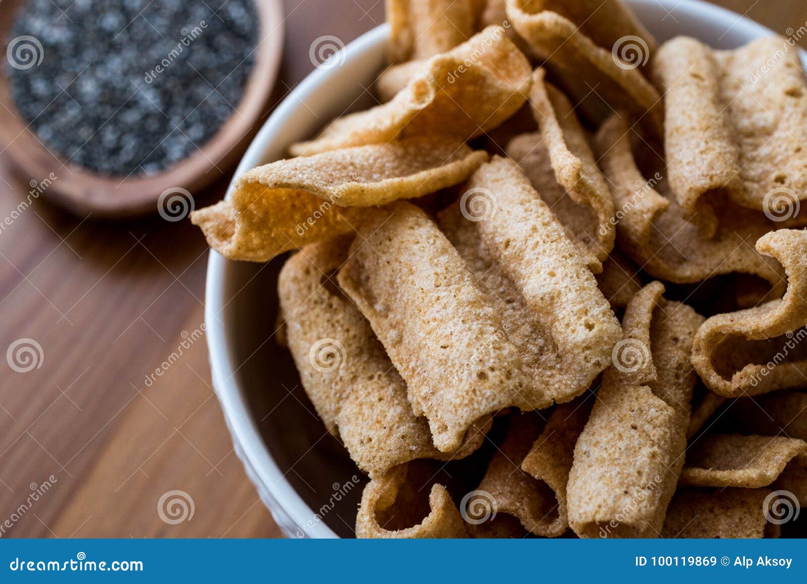 Chia Chips Ou Biscuits Dans Une Cuvette Image stock - Image du patate ...