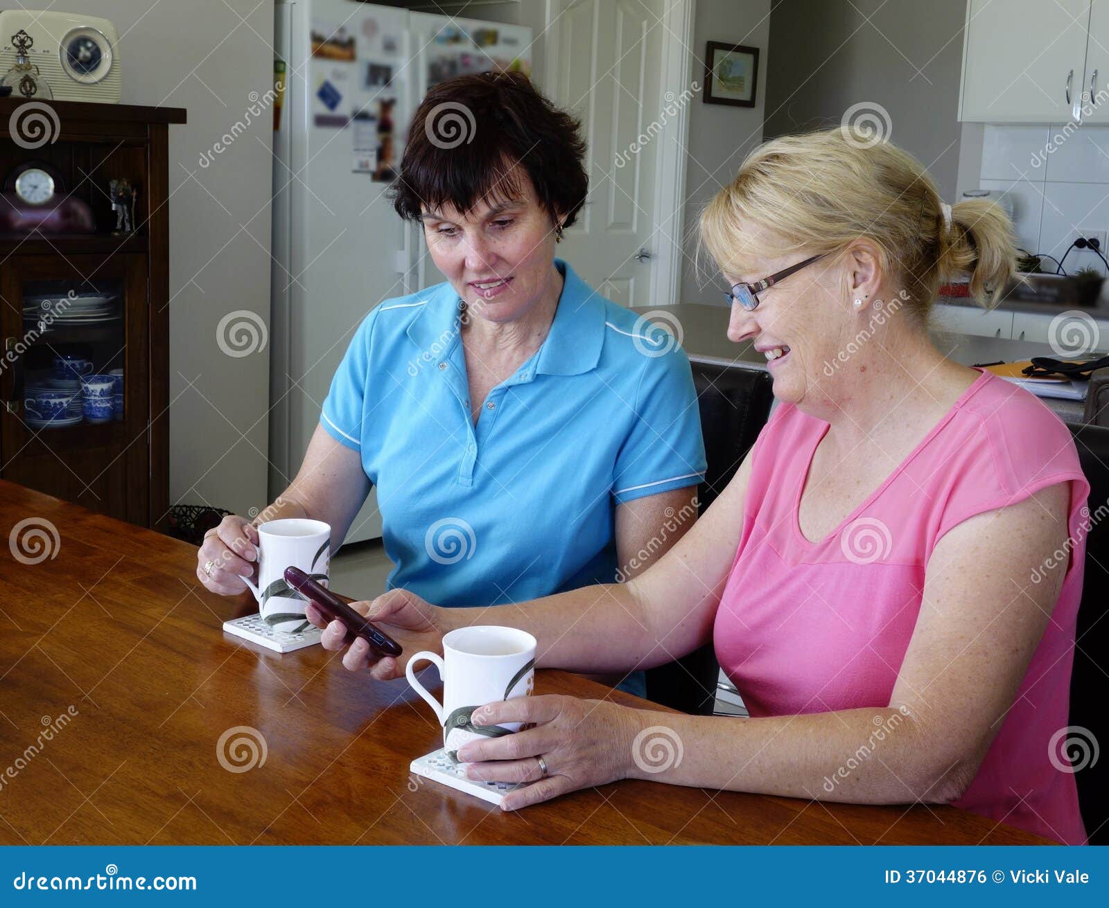 Chiacchierata degli amici. fotografia stock. Immagine di cucina - 37044876