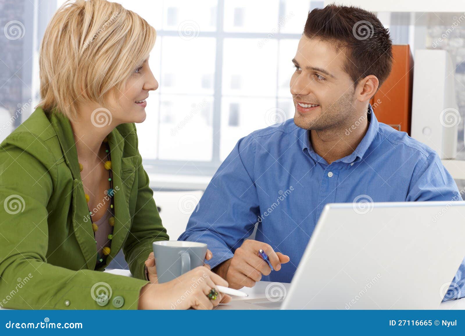 Chiacchierata dei colleghi immagine stock. Immagine di verde - 27116665