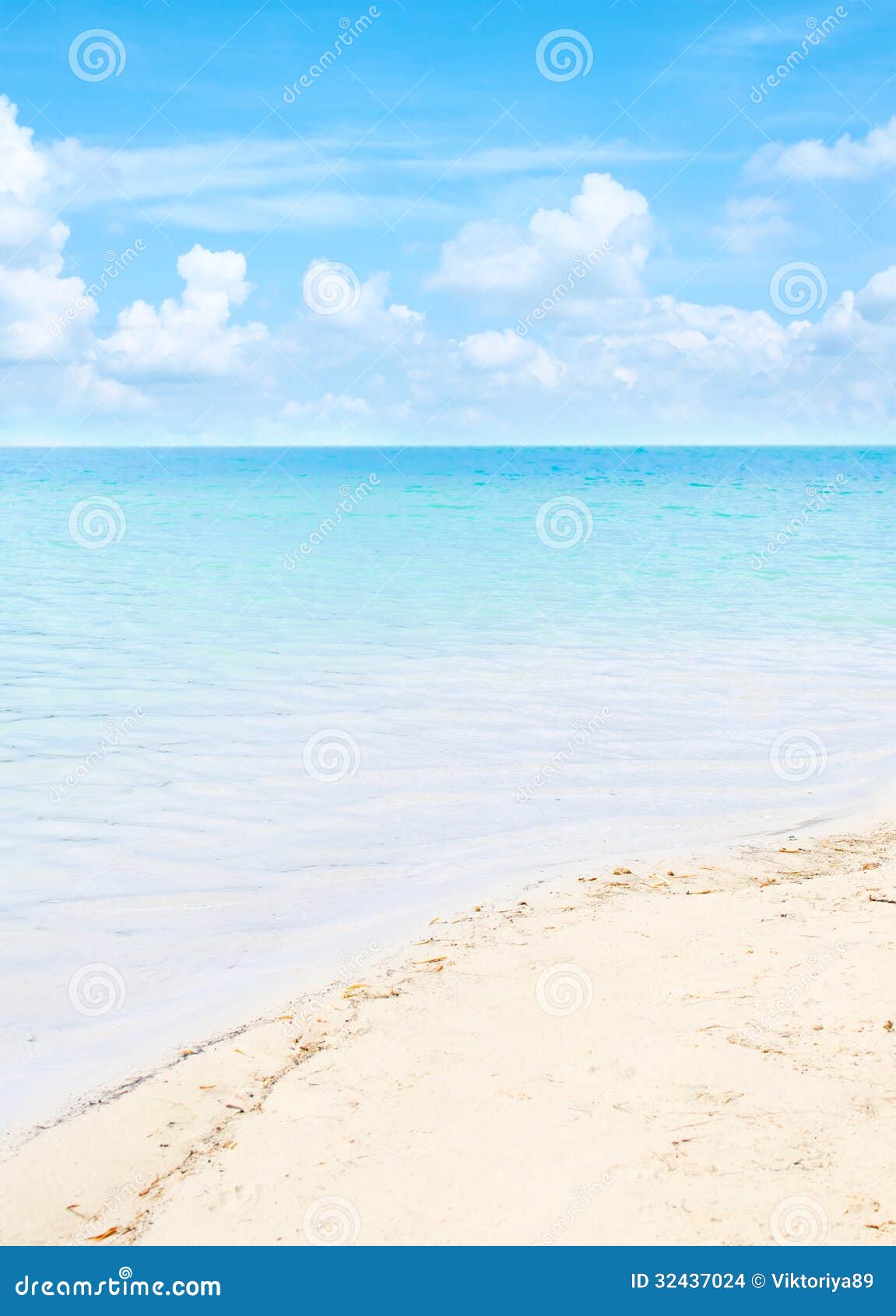 Chiaro Mare Blu Con Il Bello Cielo Fotografia Stock - Immagine di ...