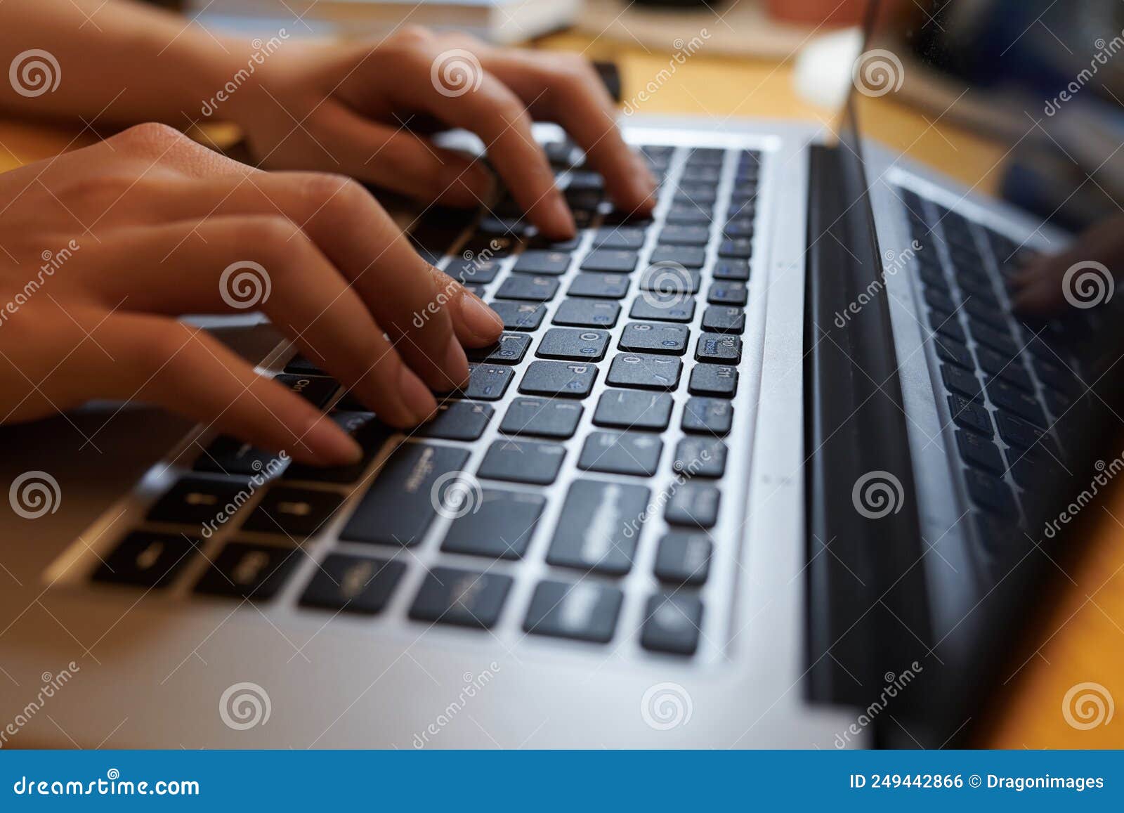 Chica Adolescente Codificando En Laptop Foto de archivo - Imagen de ...