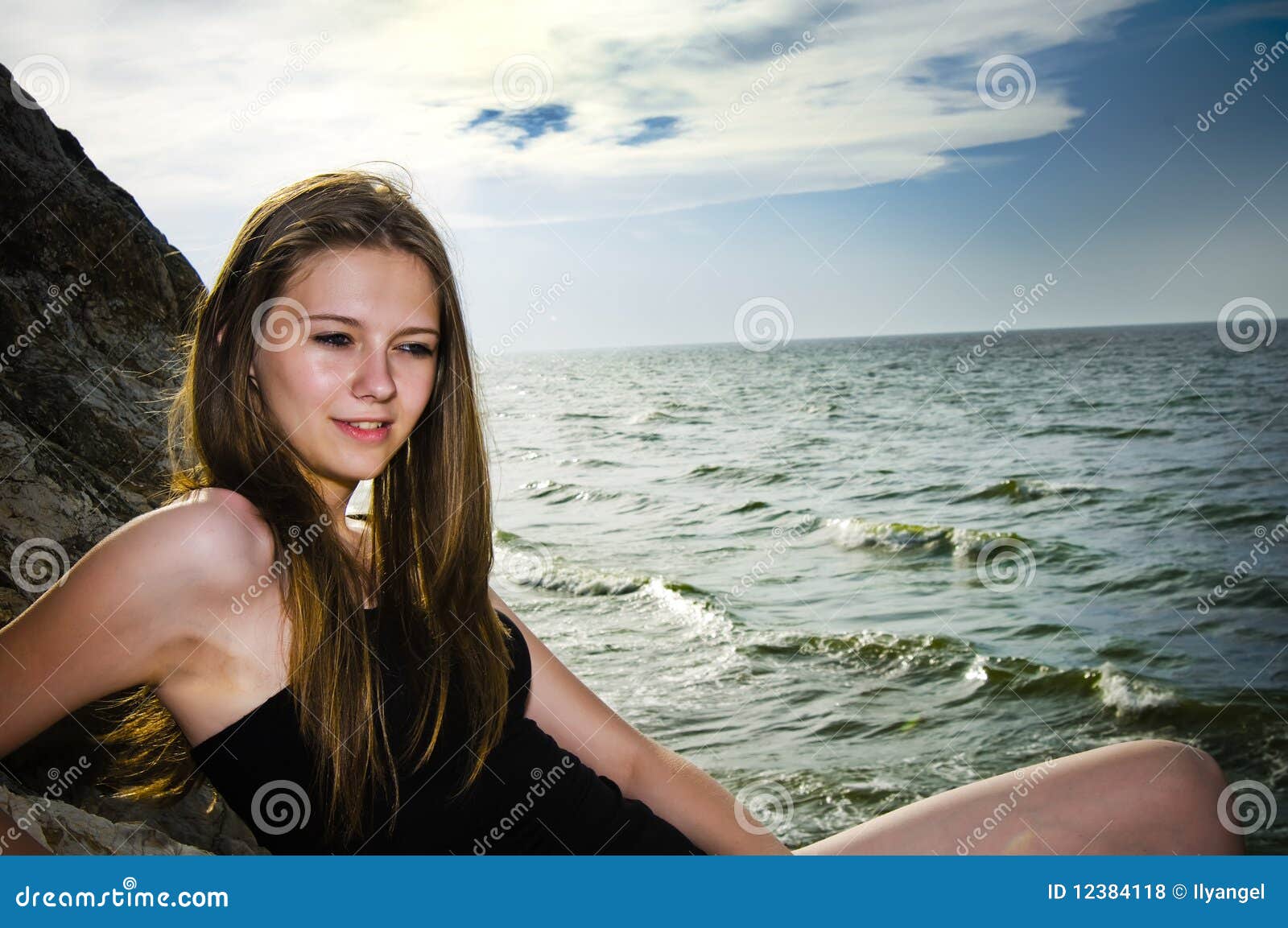 Chica Caliente Otra Posando En La Roca Foto de archivo - Imagen de ...