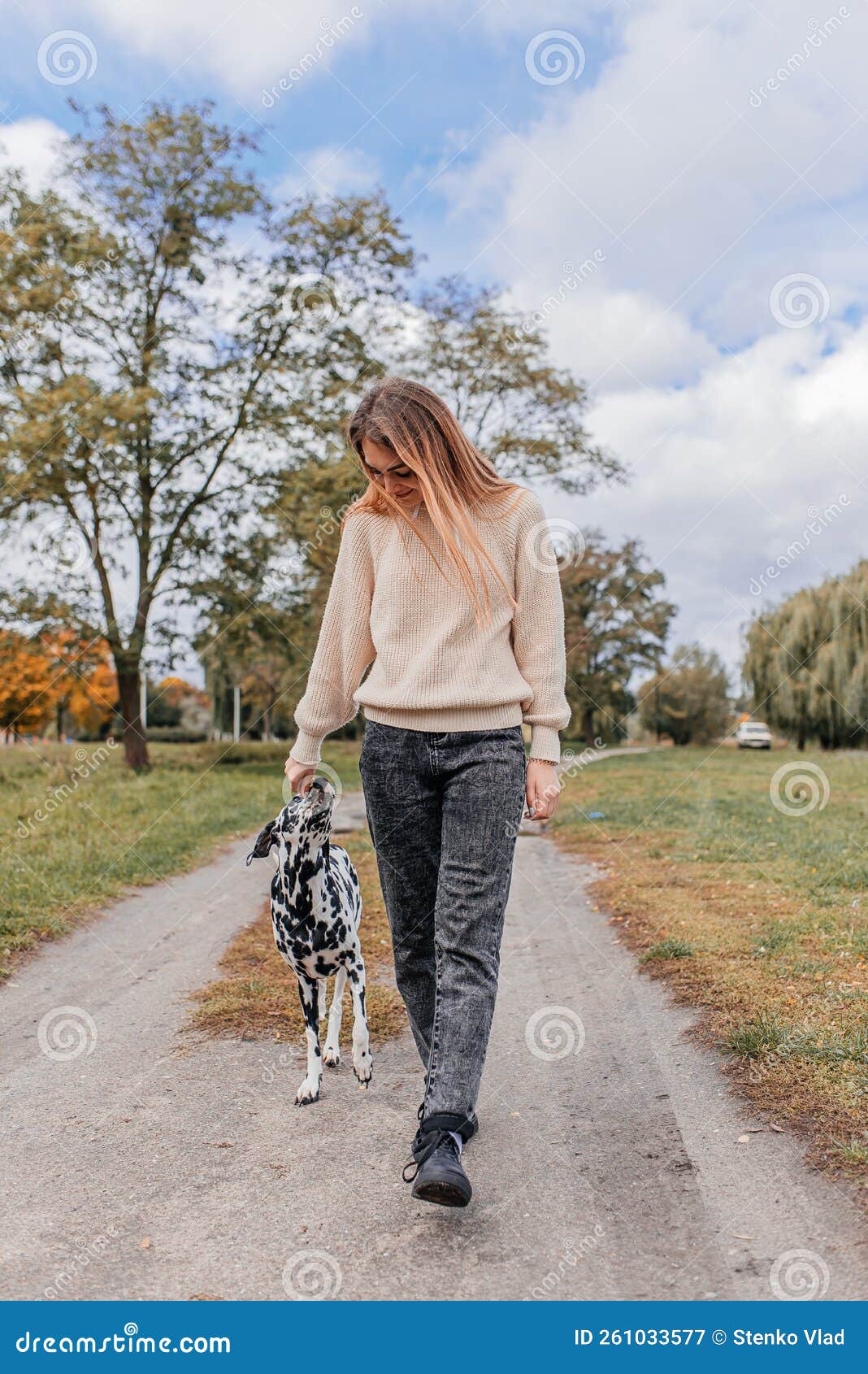 Chica Caminando Con Su Perro En El Parque Imagen de archivo - Imagen de ...