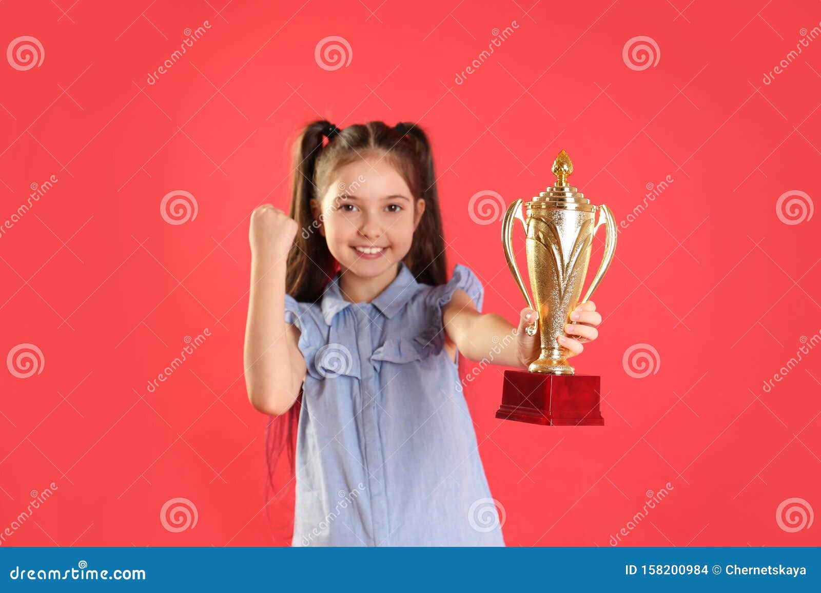 Chica Feliz Con Copa Ganadora De Oro Foto de archivo - Imagen de ...