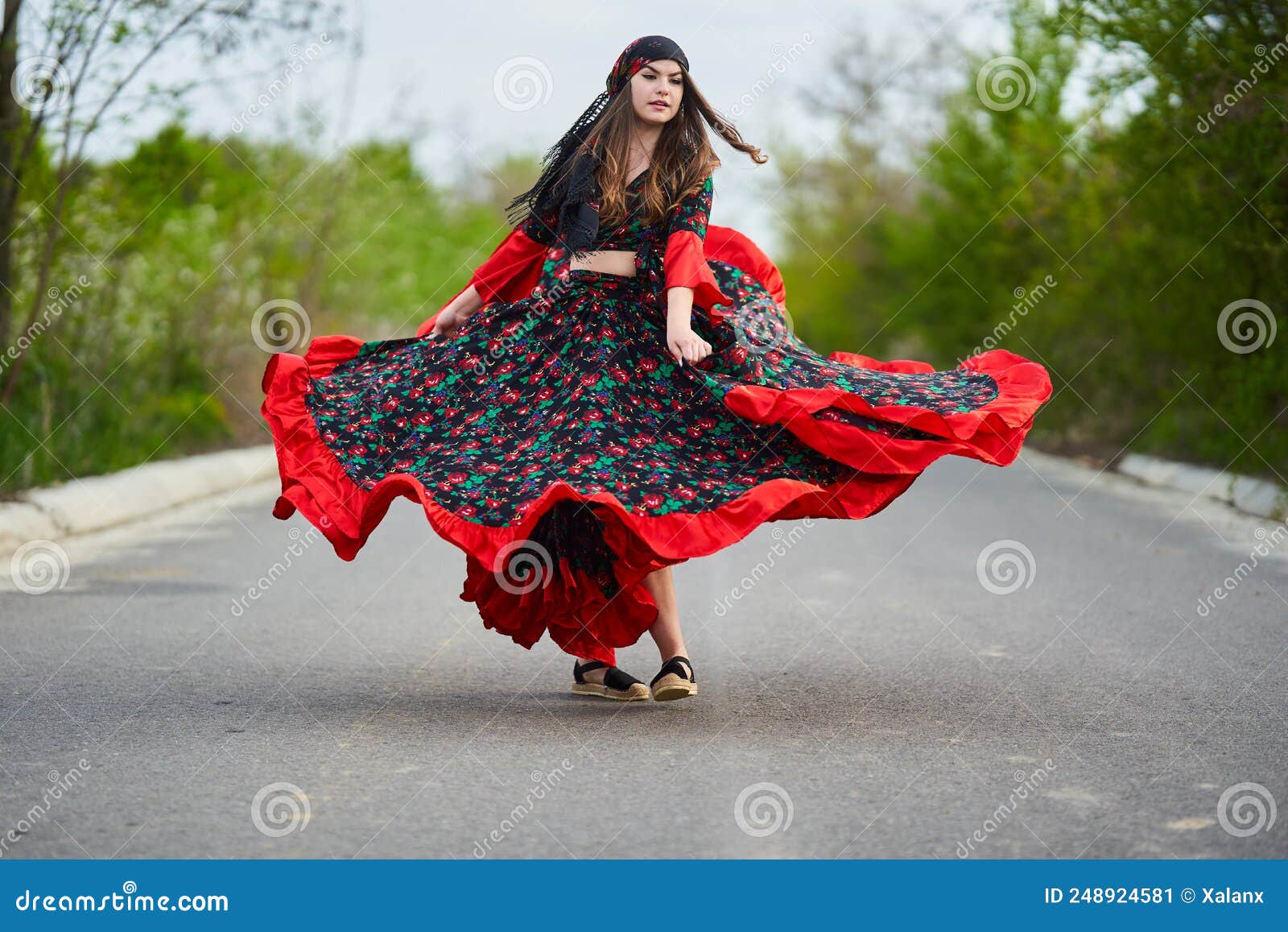 Chica Gitana Bailando En La Calle Imagen De Archivo Imagen De étnico Retrato 248924581