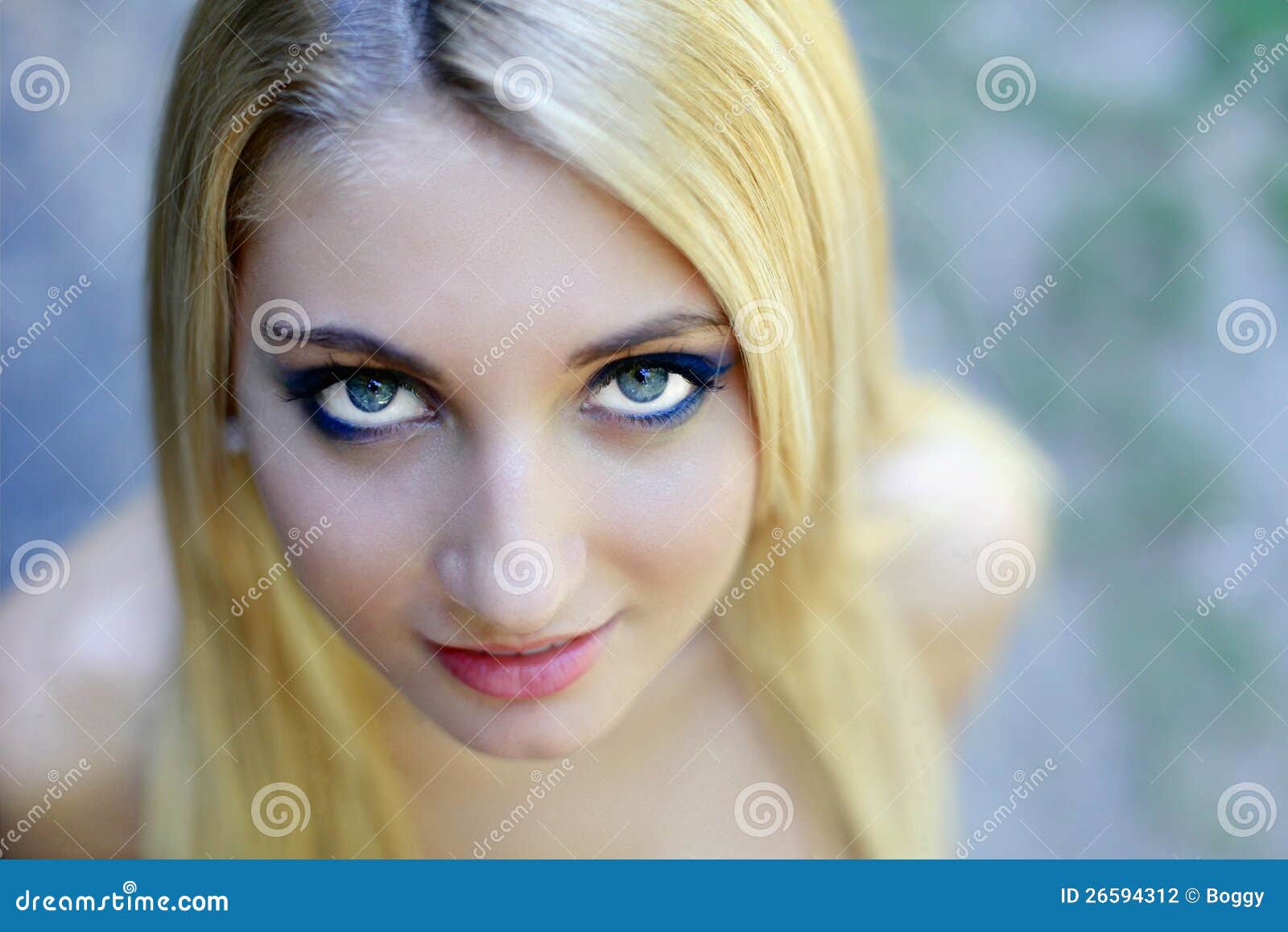 Chica Joven Foto De Archivo Imagen De Rubio Mujer Cubo 26594312