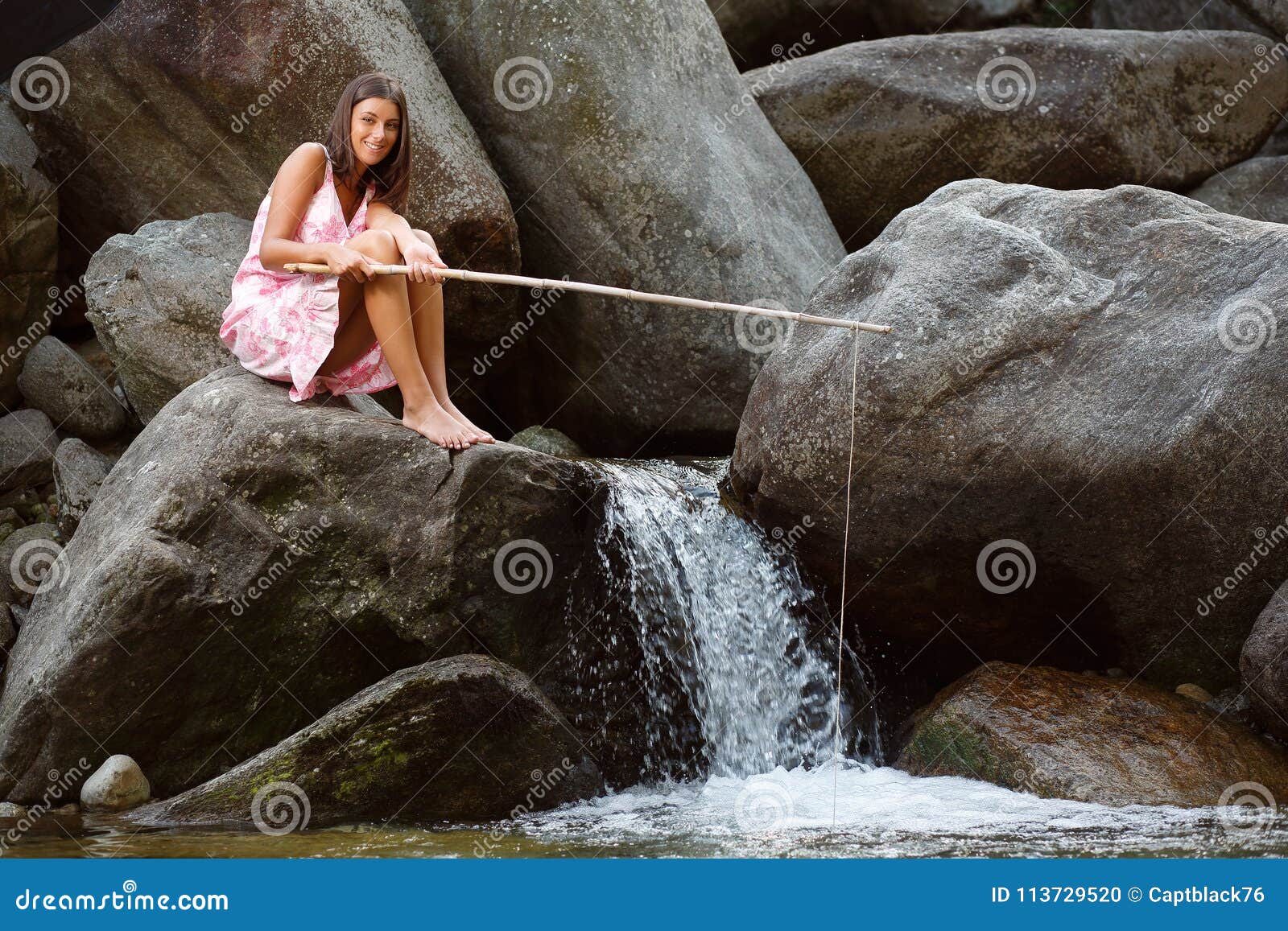 Chica Joven Asentada En Una Pesca De La Roca Foto de archivo - Imagen ...