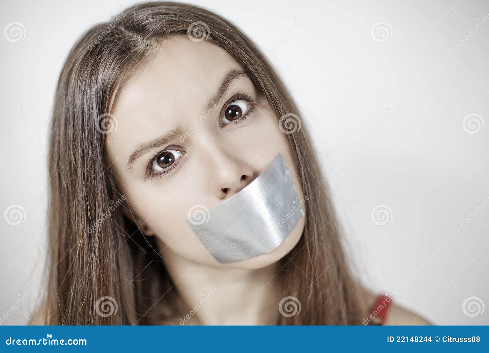 Chica Joven Asustada Con La Boca Cerrada Foto de archivo - Imagen de ...