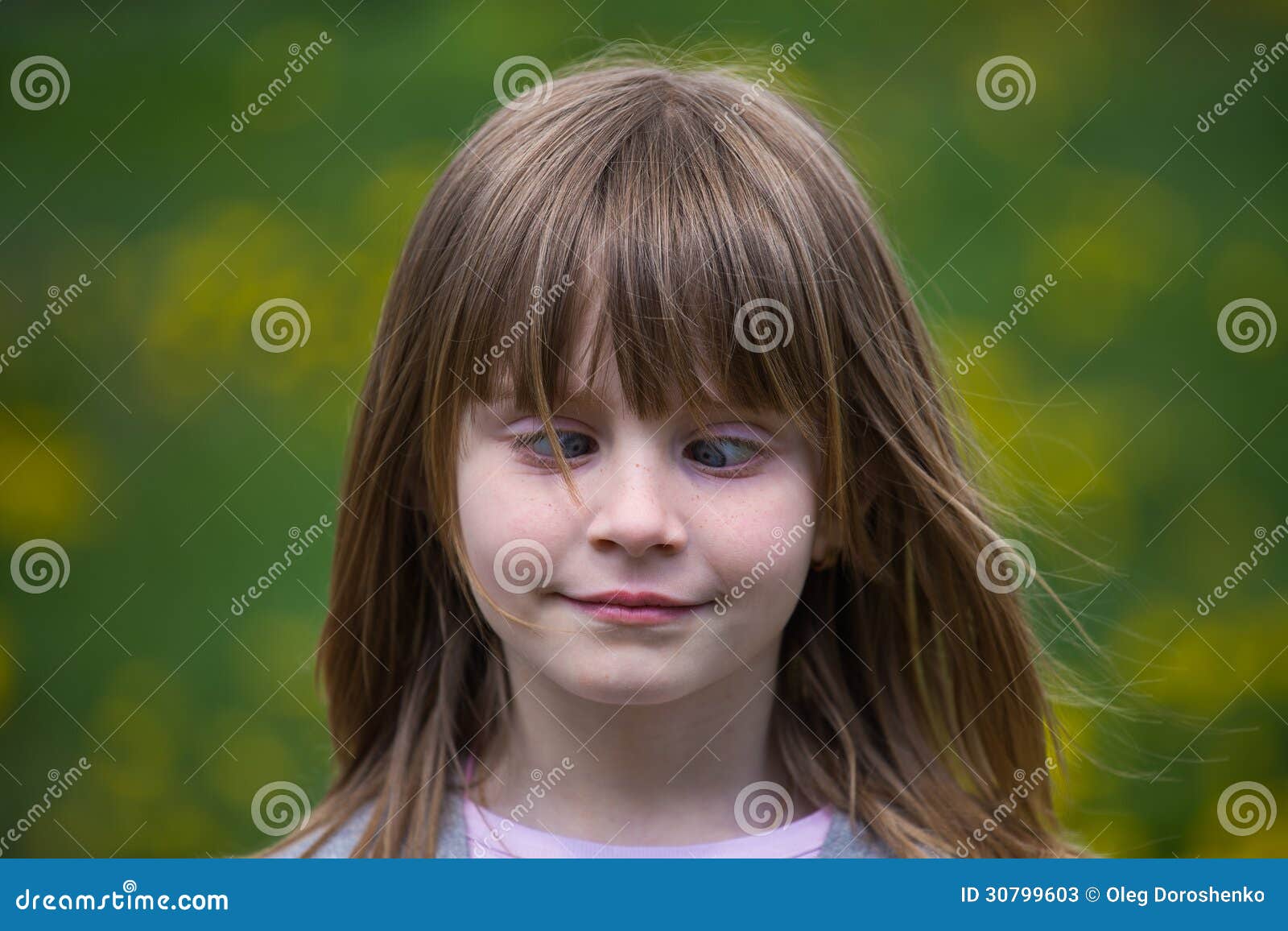 Chica joven bizca imagen de archivo. Imagen de mirada - 30799603