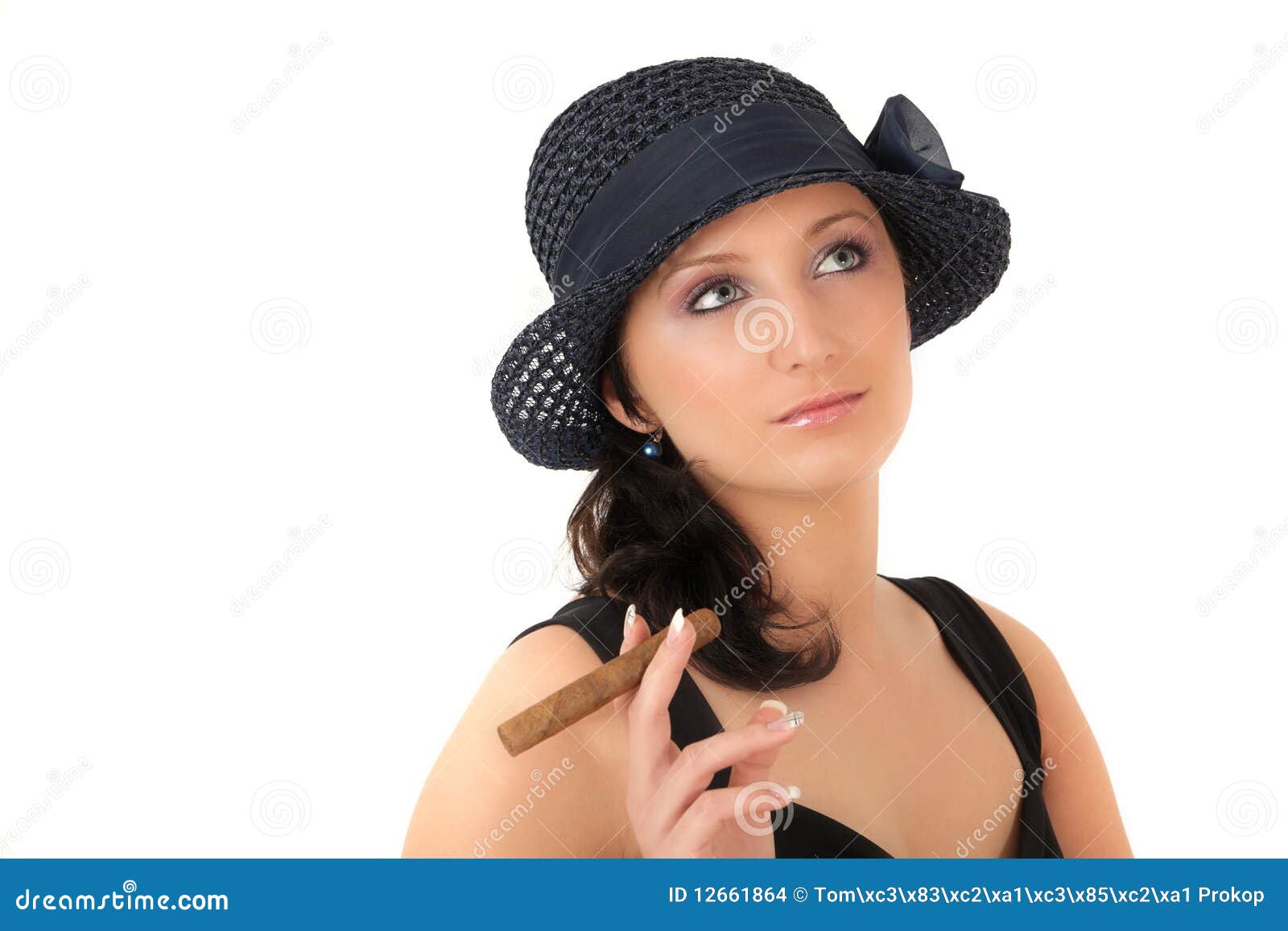 Chica joven con el cigarro foto de archivo. Imagen de blanco - 12661864