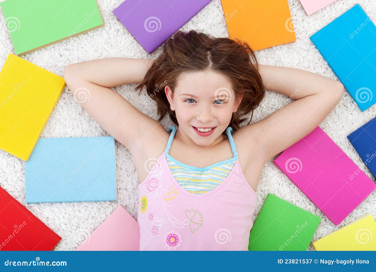 Chica joven con los libros imagen de archivo. Imagen de fondo - 23821537