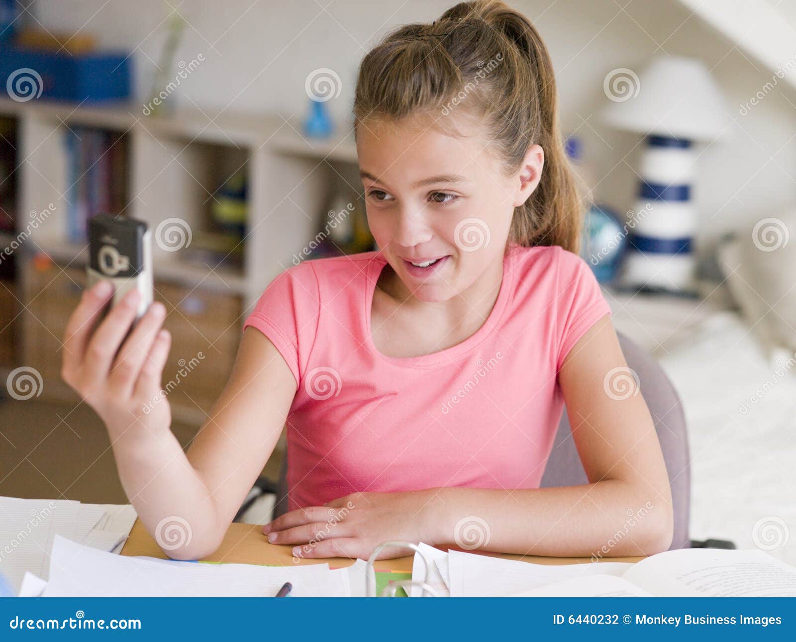 Chica Joven Distraída De Su Preparación Foto de archivo - Imagen de ...