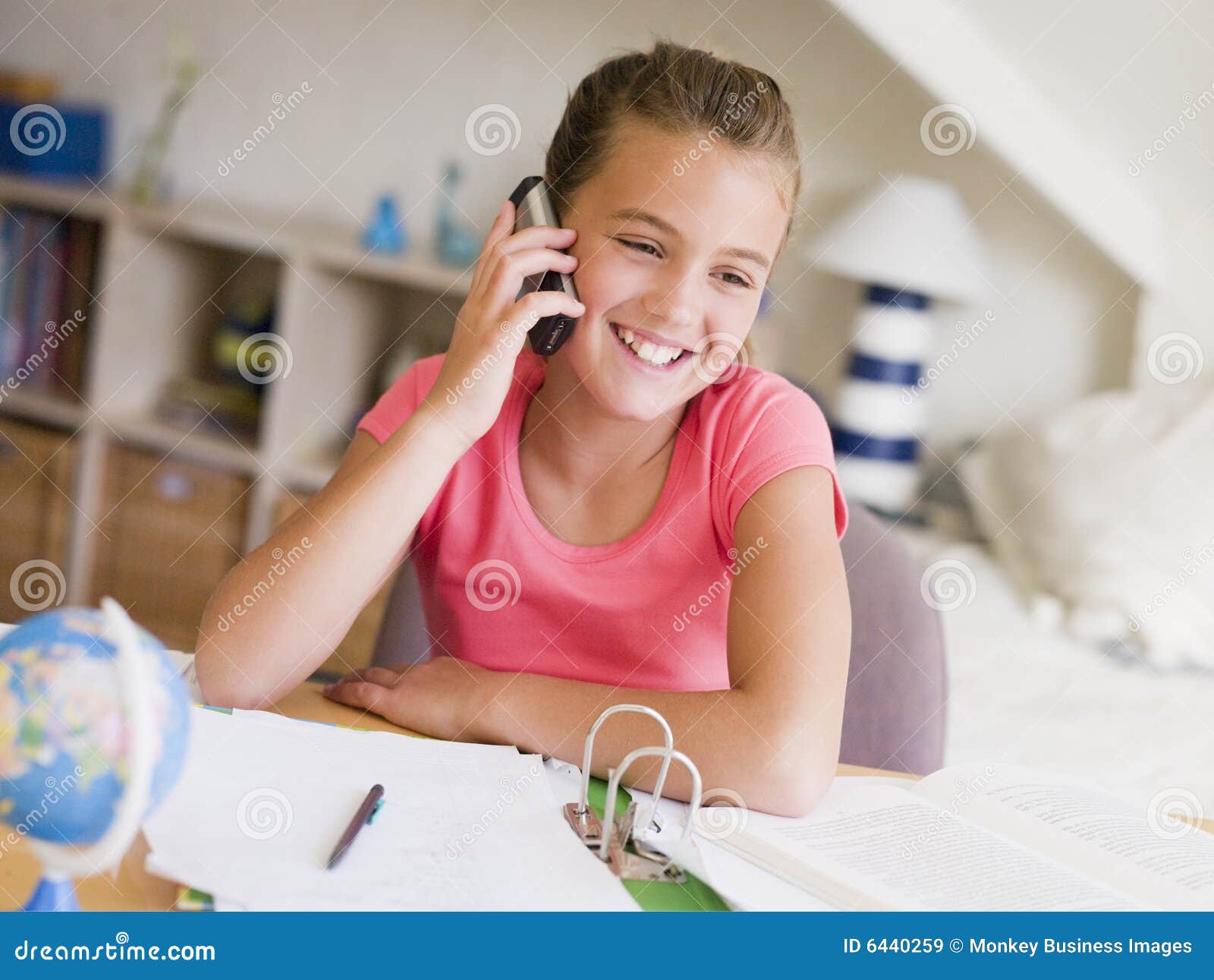 Chica Joven Distraída De Su Preparación Imagen de archivo - Imagen de ...