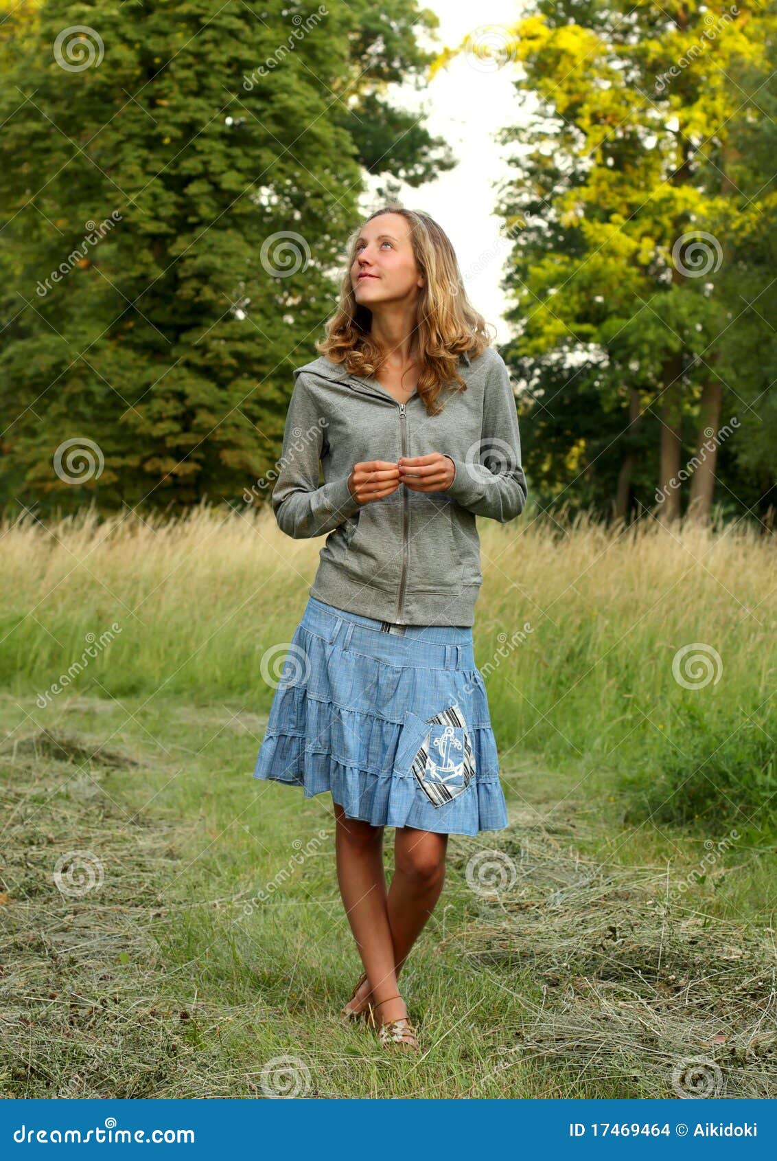 Chica Joven En Parque Foto De Archivo Imagen De Felicidad 17469464