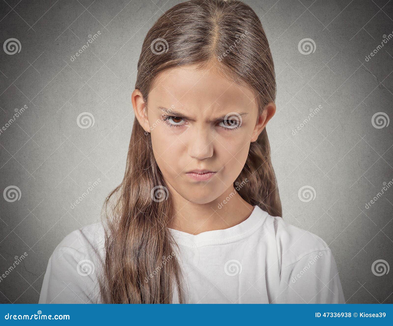 Chica joven enojada foto de archivo. Imagen de argumentos - 47336938