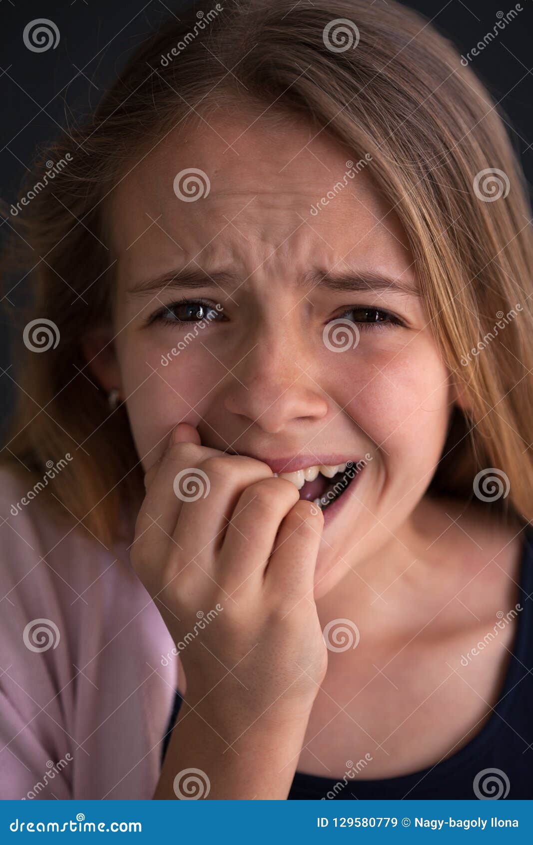 Chica Joven Exasperada Que Cubre Su Boca Con Su Mano Imagen de archivo ...