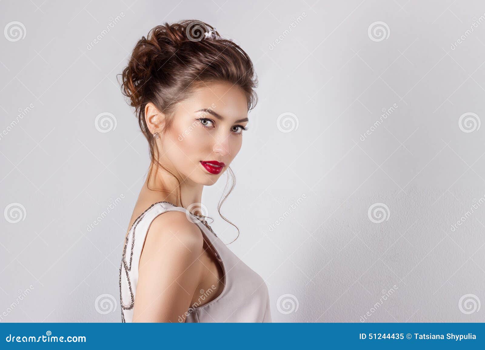 Chica Joven Hermosa En La Imagen De La Novia Peinado Hermoso Con Las Flores En Su Pelo Peinado