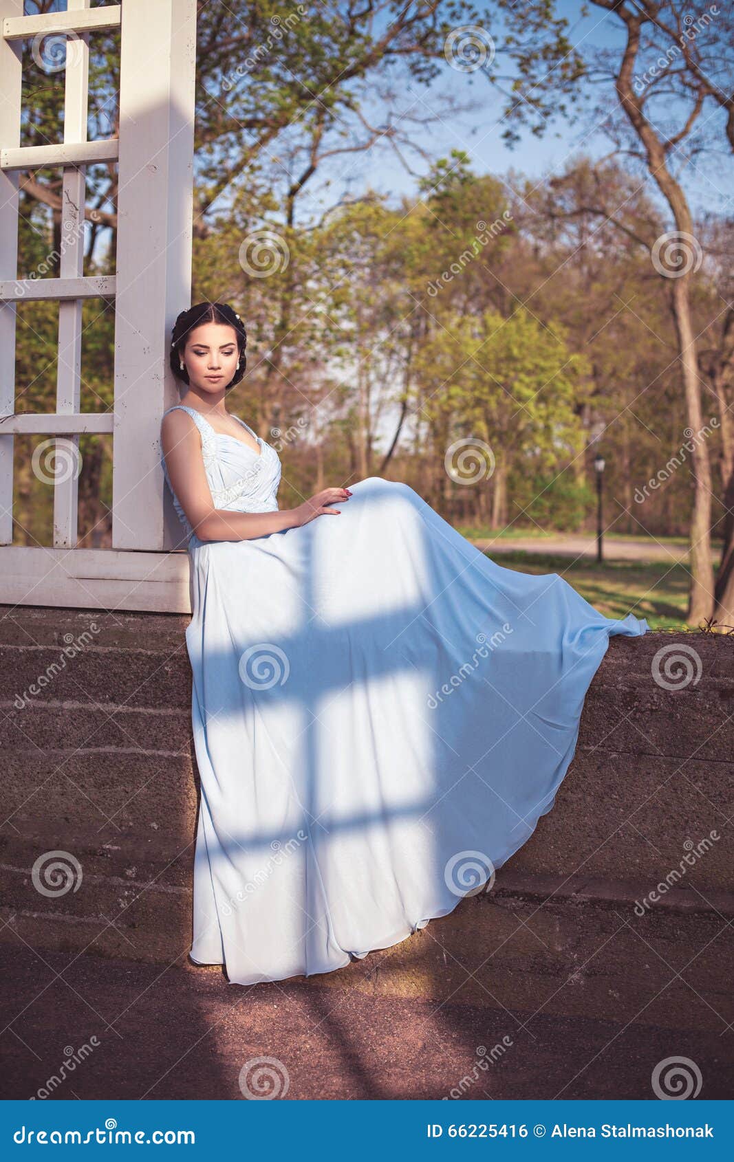 Chica Joven Sensual De La Moda En Vestido Azul Foto De Archivo Imagen De Labios Lujo 66225416