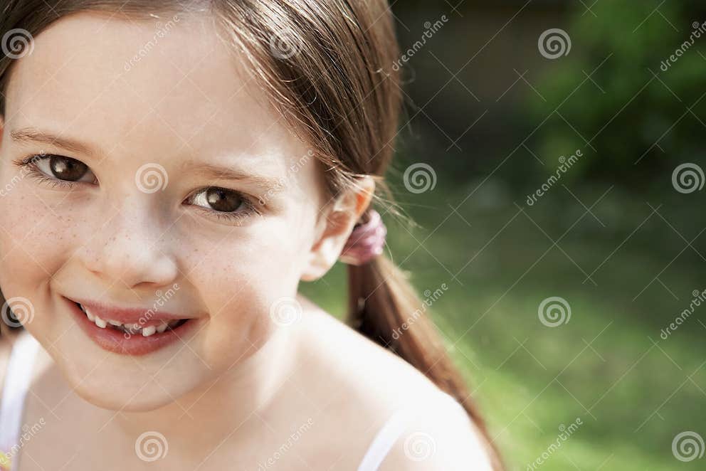 Chica Joven Sonriente En Parque Foto De Archivo Imagen De Coleta Exterior 31834996