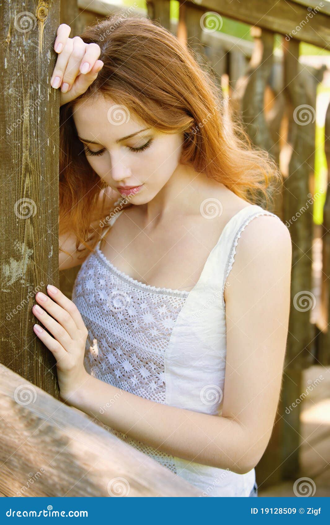 Chica joven triste imagen de archivo. Imagen de afuera - 19128509