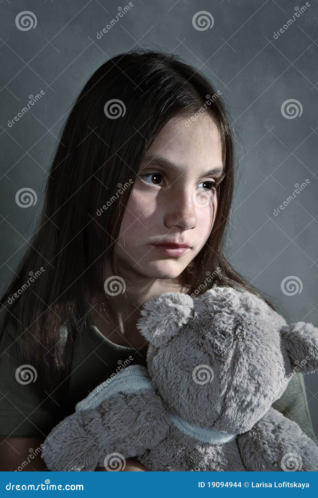 Chica Joven Triste Con El Juguete Foto de archivo - Imagen de triste ...