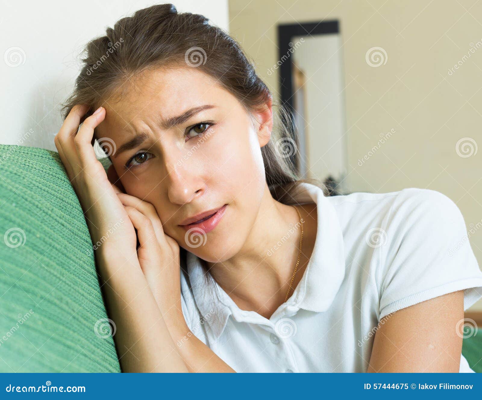 Chica Joven Triste Que Sufre De Problemas En Hogar Imagen de archivo ...