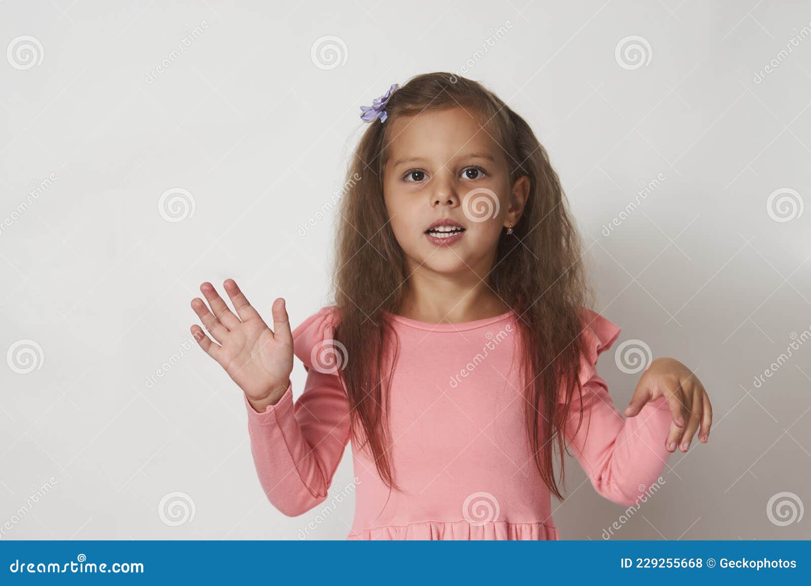 Chica Linda Posando Con Las Manos En La Cadera Contra Fondo Blanco Foto