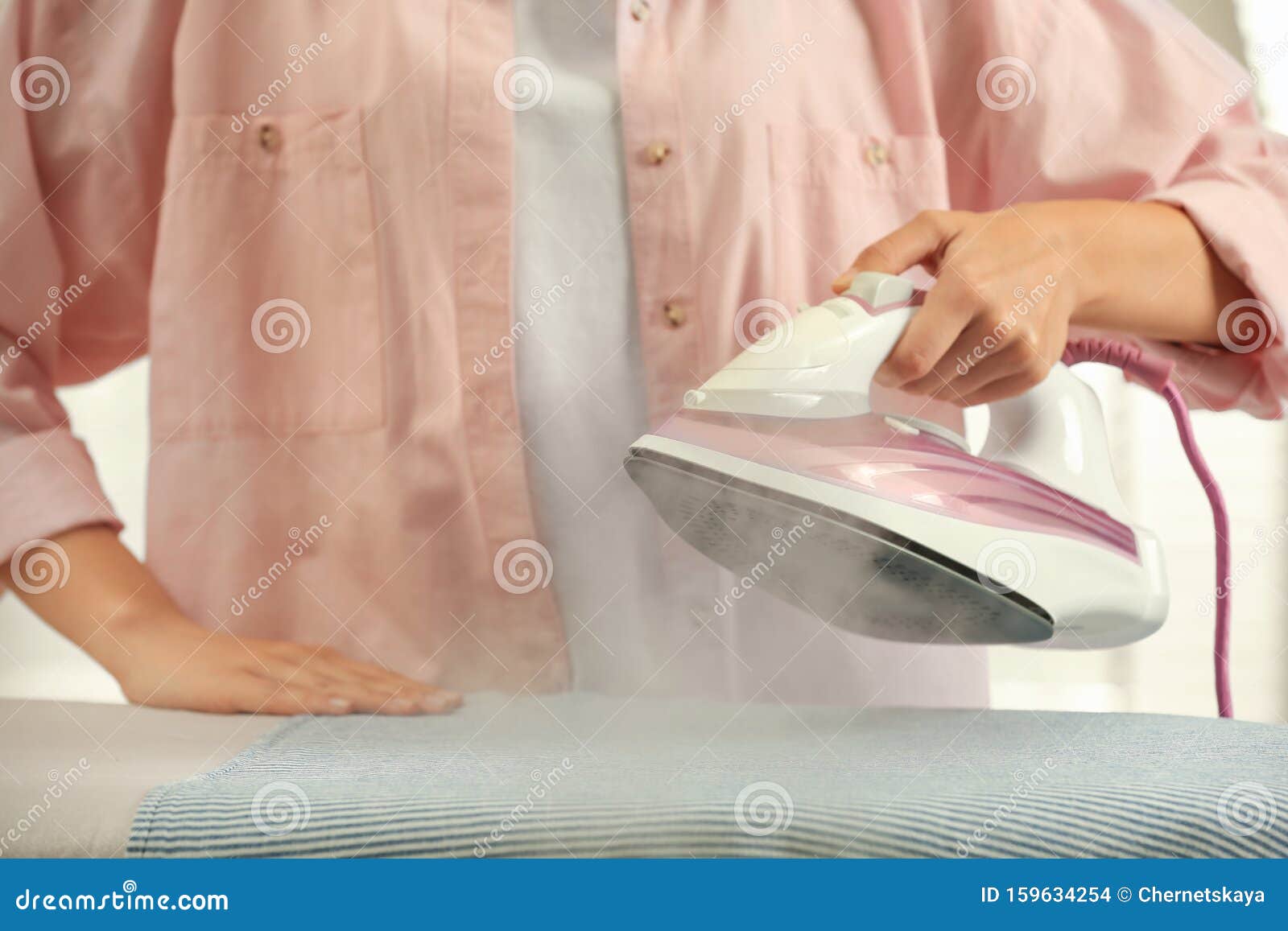 Chica Planchando Ropa Limpia En Casa Foto de archivo - Imagen de ...