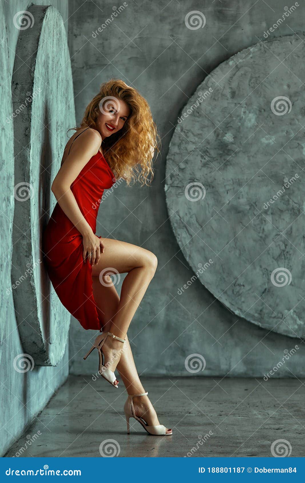Chica Sexy De Belleza Con Largo Hilo Rojo Vestido Rojo Provocador