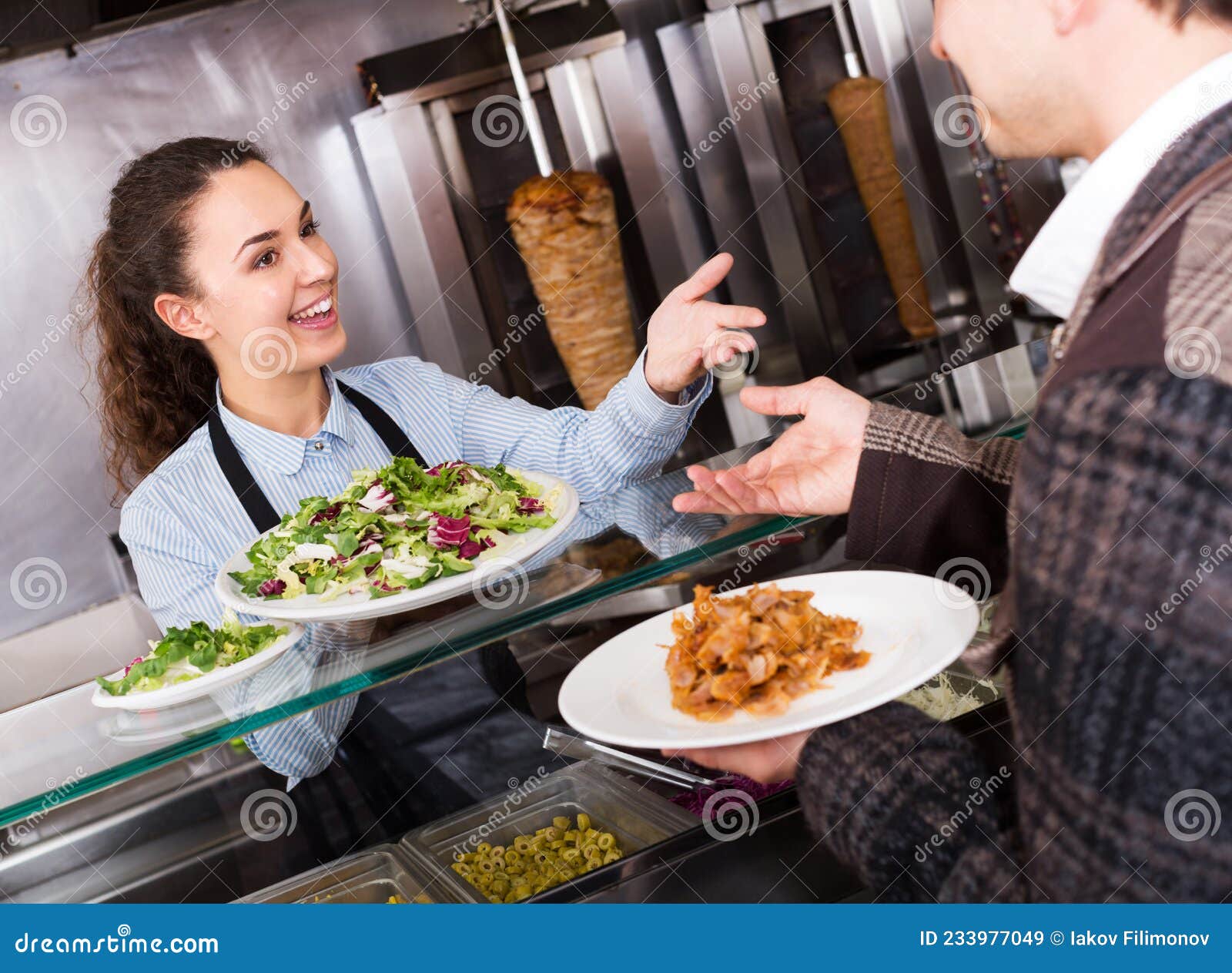 Chica Y Cliente Satisfecho Comprando Kebab Imagen de archivo - Imagen ...