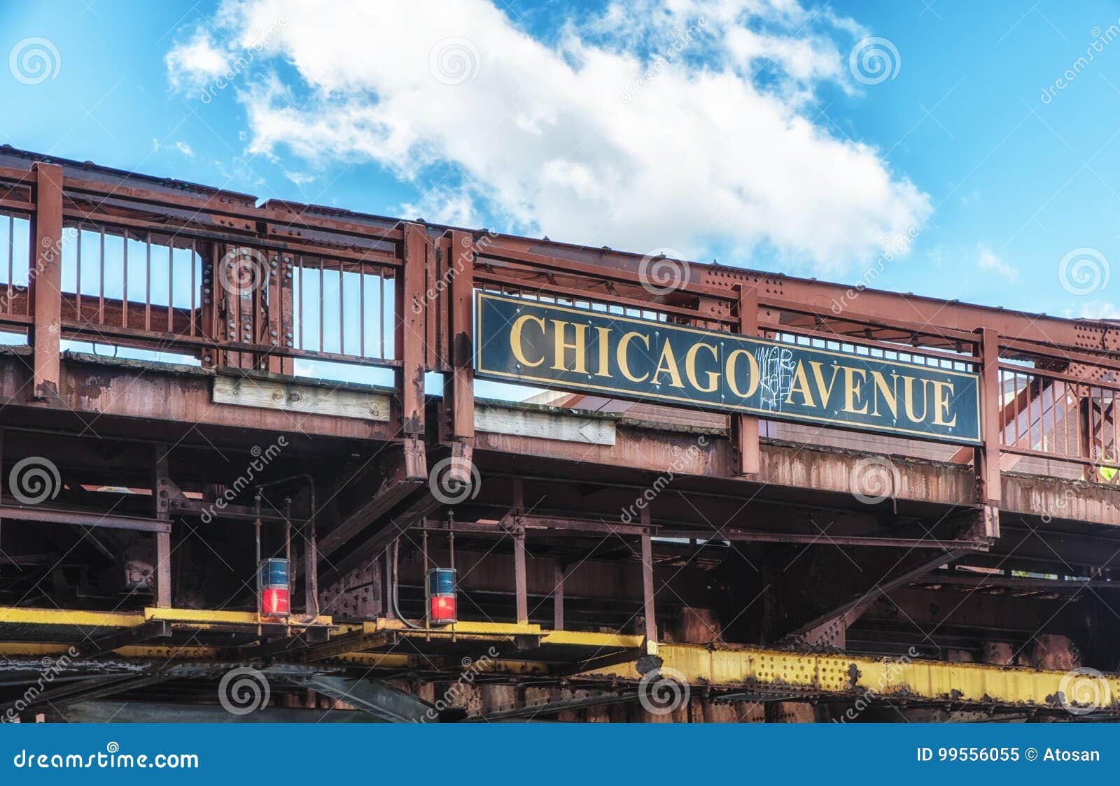 Chicago Avenue Bridge editorial image. Image of color - 99556055