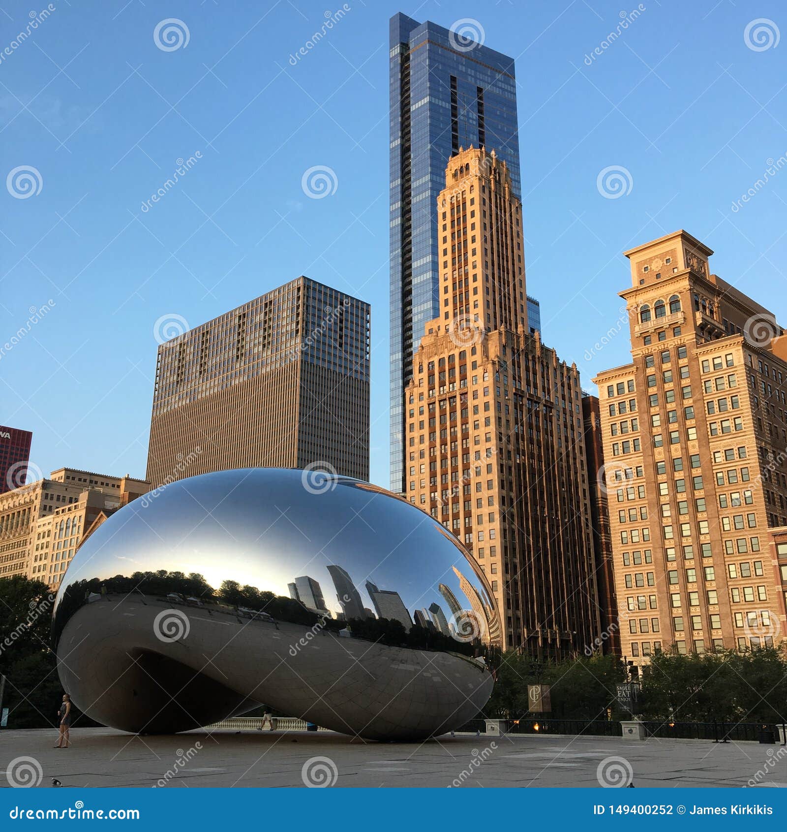 Chicago and the Bean editorial photography. Image of glass - 149400252