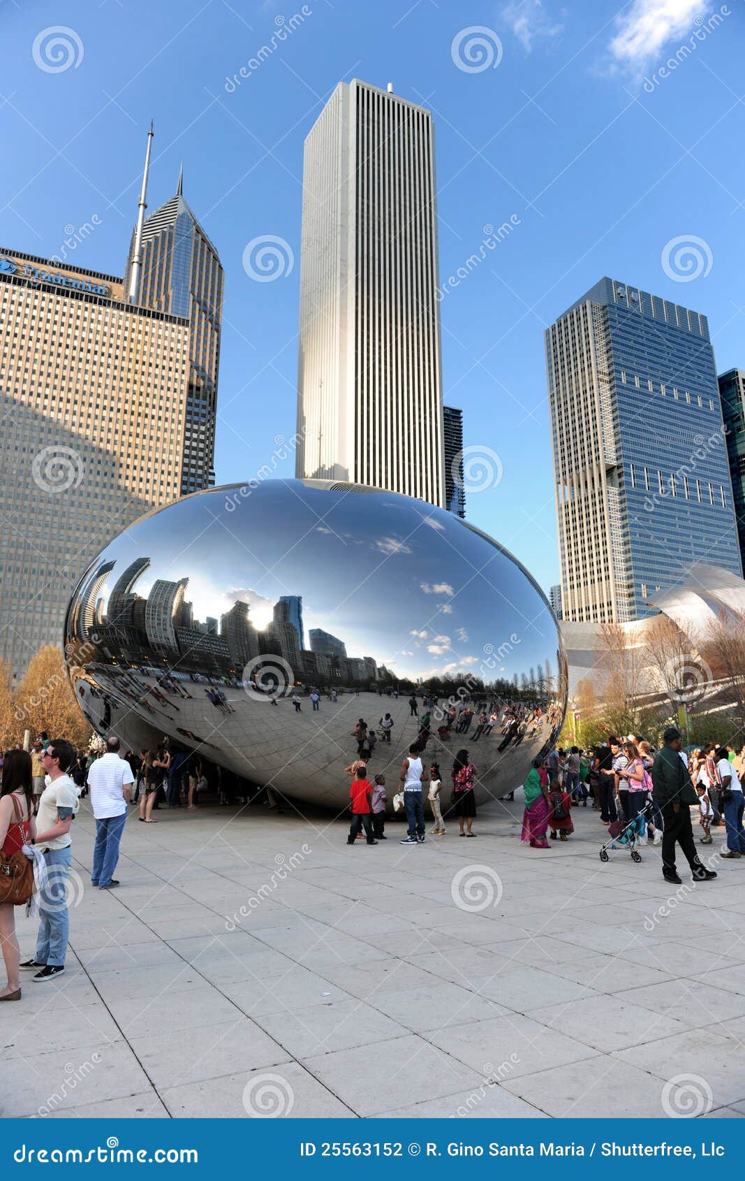 Chicago Bean in Millennium Park Editorial Photography - Image of park ...