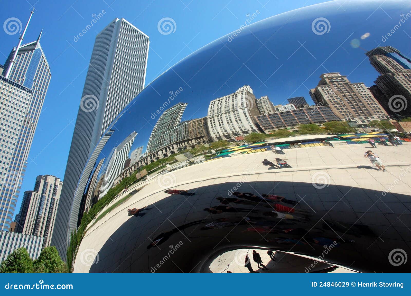 Chicago Bean Mirrors Curved Skyline Editorial Stock Image - Image of ...