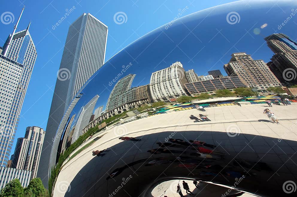 Chicago Bean Mirrors Curved Skyline Editorial Stock Image - Image of ...