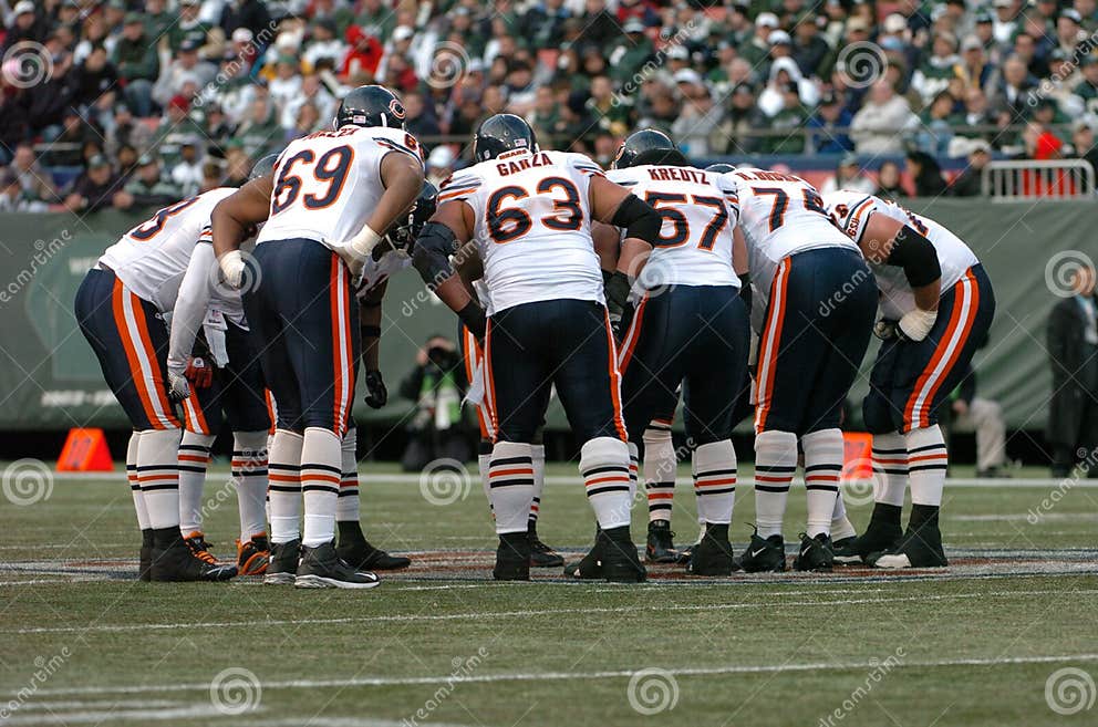 Chicago Bears huddle editorial image. Image of huddle - 74436285