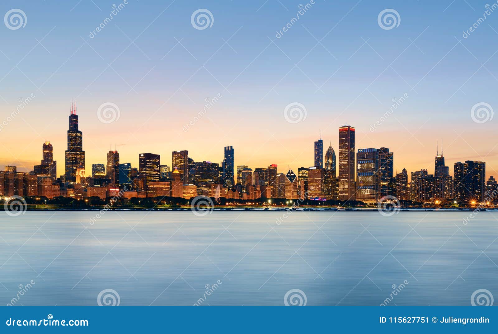 Chicago skyline at sunset editorial photo. Image of tower - 115627751