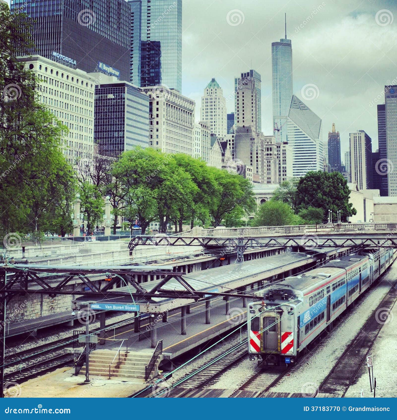Chicago CTA bus and train editorial image. Image of commute - 37183770