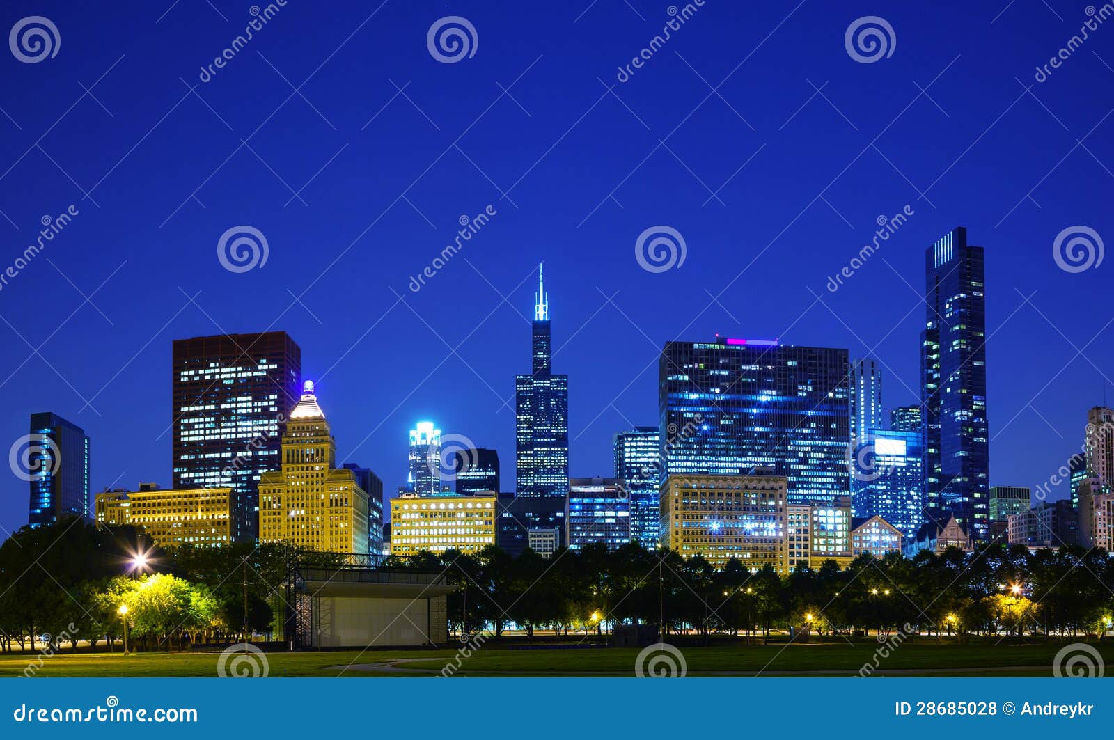 Chicago Do Centro, IL Na Noite Foto de Stock - Imagem de arquitetura ...