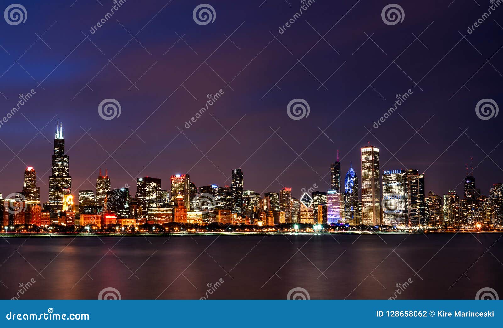 CHICAGO IL skyline usa editorial photography. Image of river - 128658062