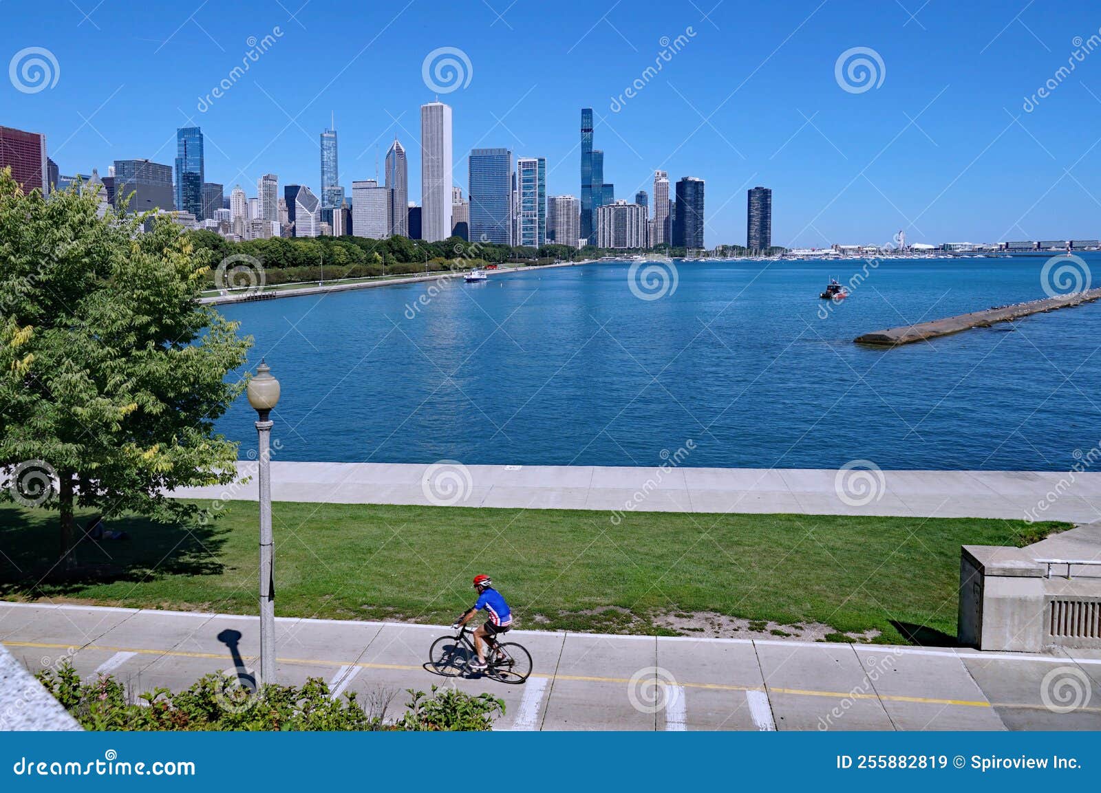 Chicago Lakefront Trail editorial stock image. Image of chicago - 255882819