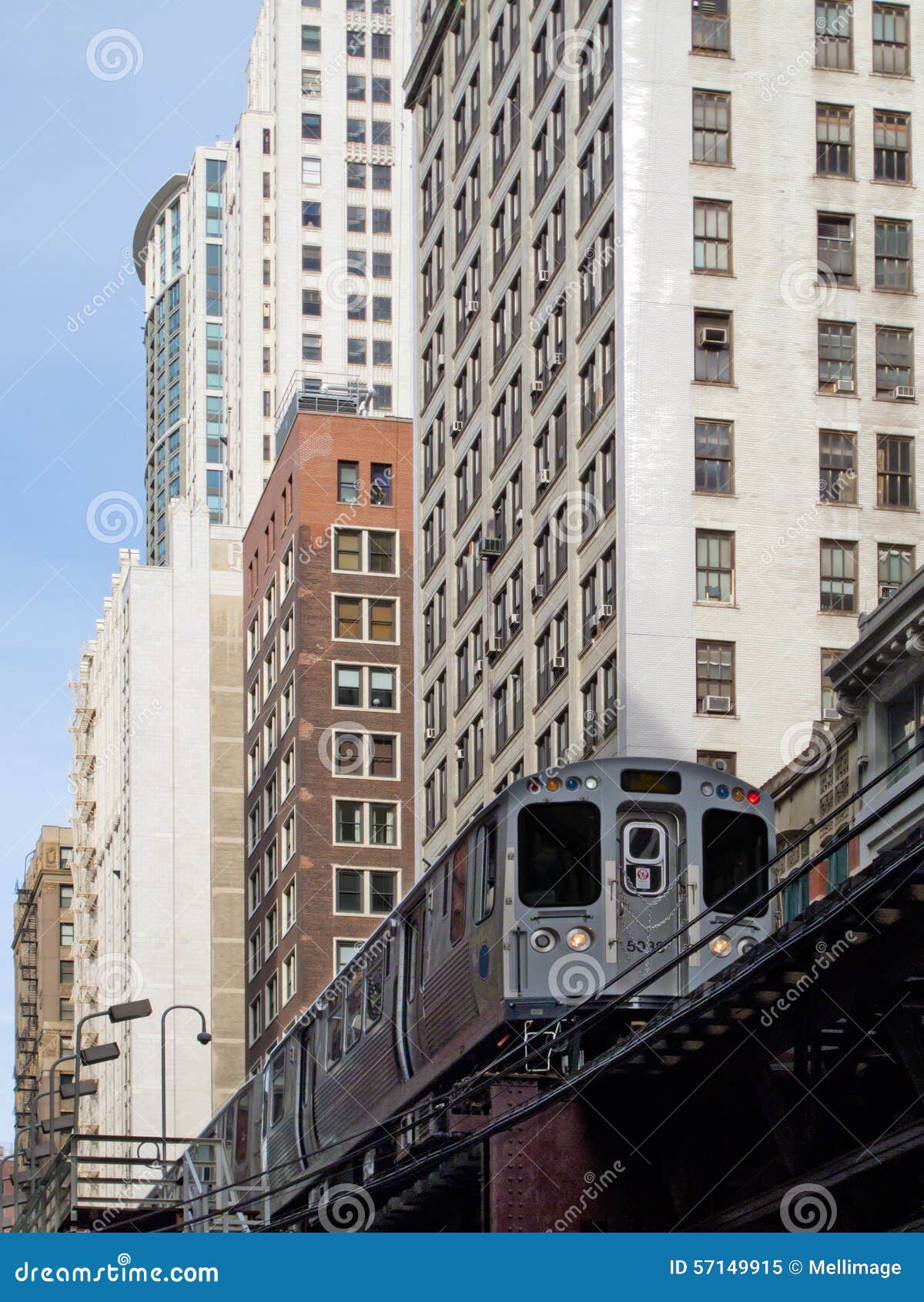 Chicago Loop editorial image. Image of commuter, color - 57149915