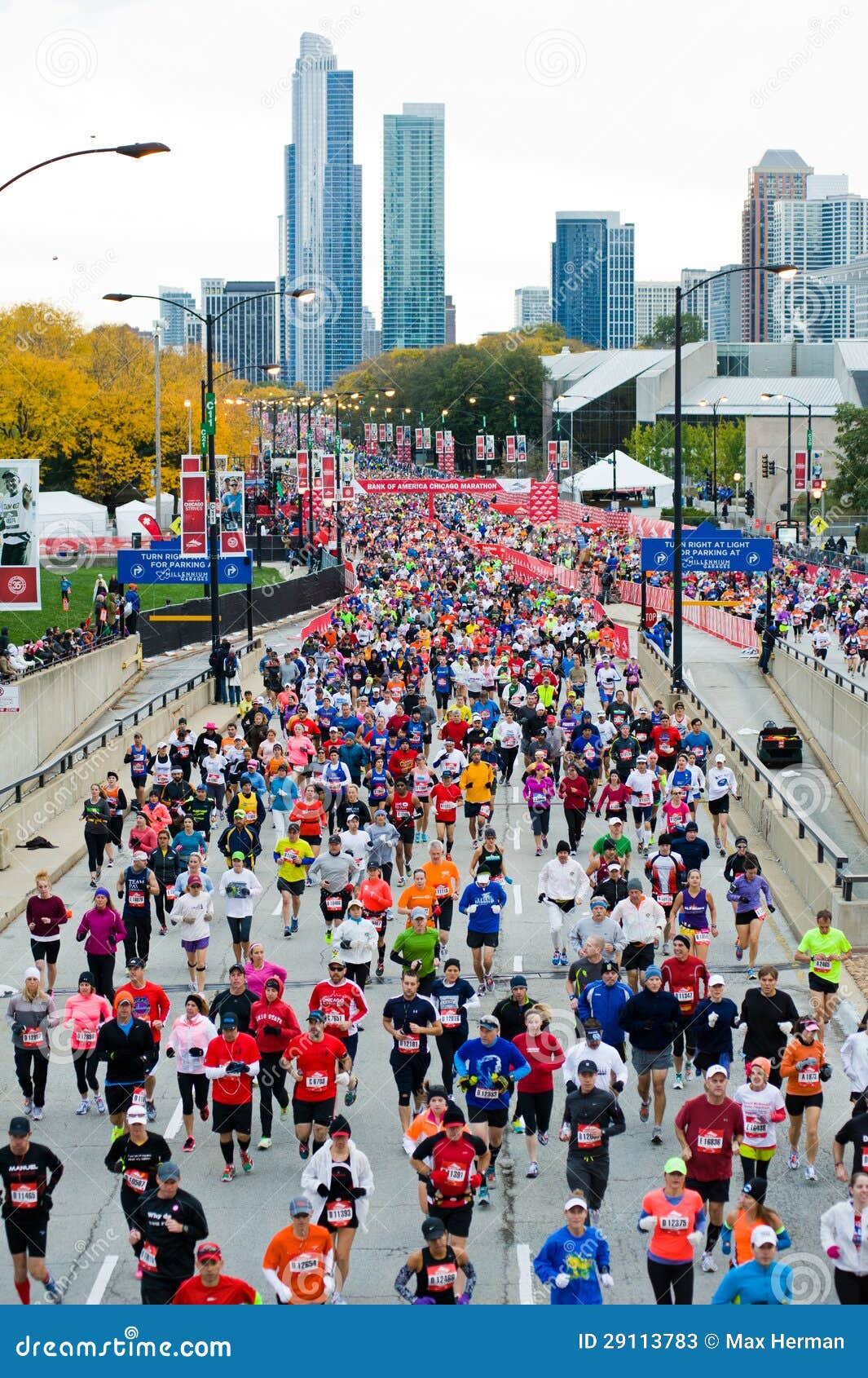 Chicago Marathon editorial stock photo. Image of crowd - 29113783
