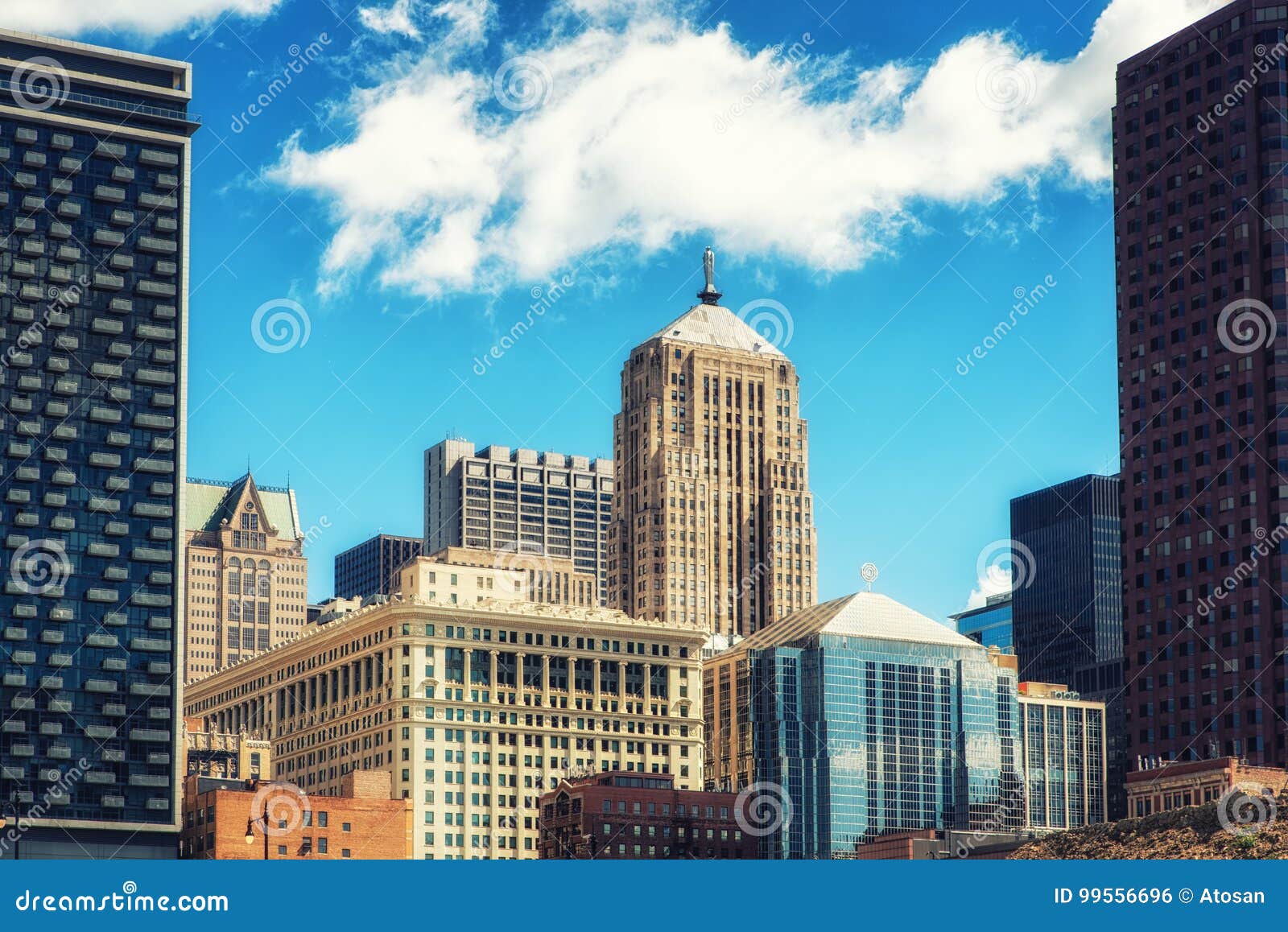 Chicago Modern Architecture Editorial Photo - Image of cityscape, gold ...