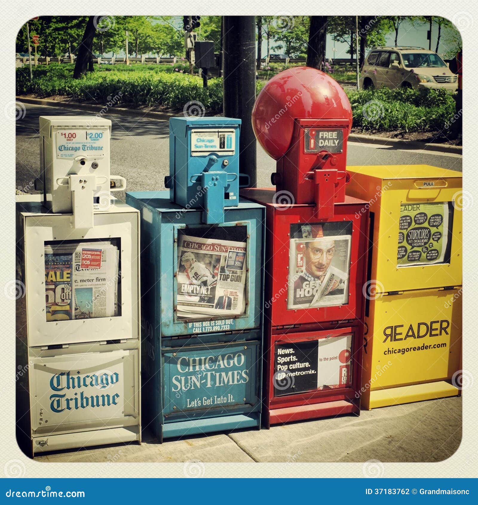 Chicago news paper stand editorial photography. Image of address - 37183762