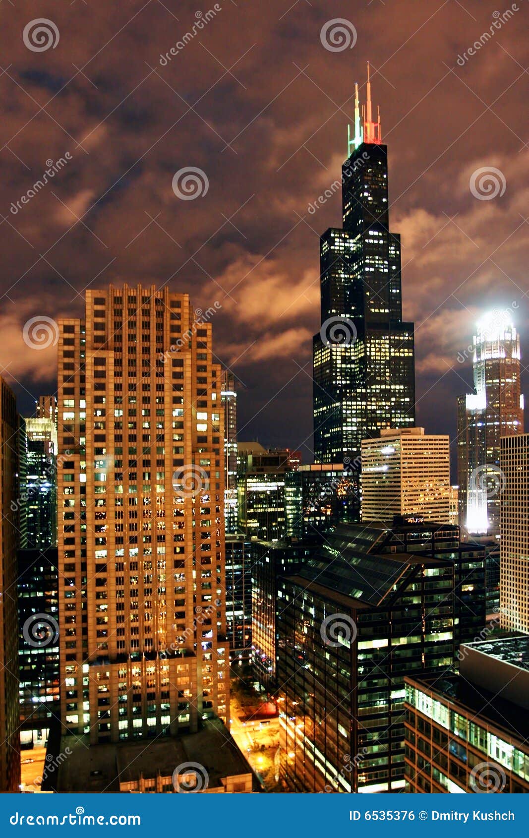 Chicago at night editorial photo. Image of line, businesses - 6535376