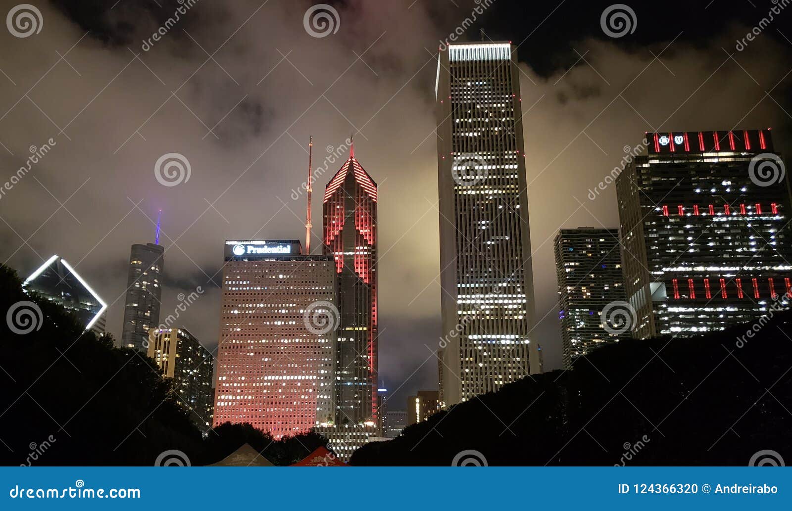 Chicago night scene editorial image. Image of skyline - 124366320
