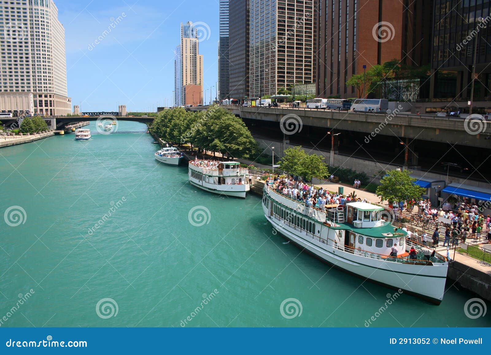 Chicago River editorial photography. Image of downtown - 2913052